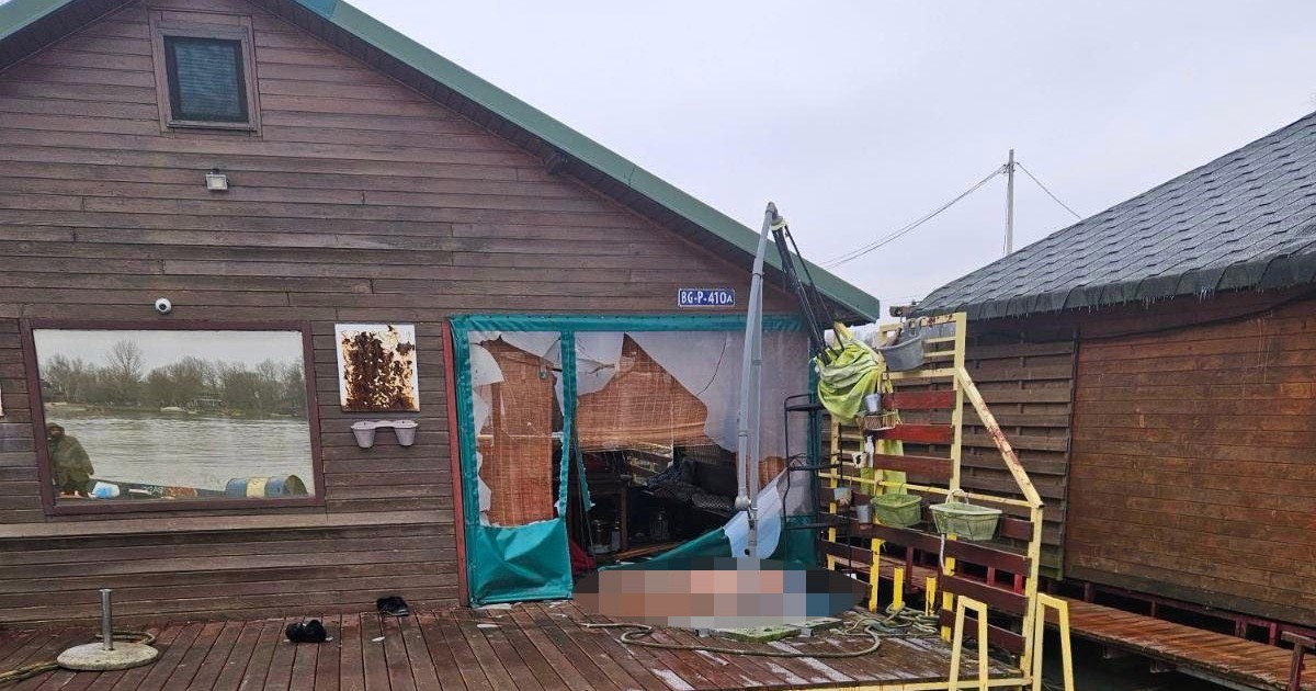 Prva slika sa Makiša: Nago i krvavo telo žene nađeno na tremu splava - Blic