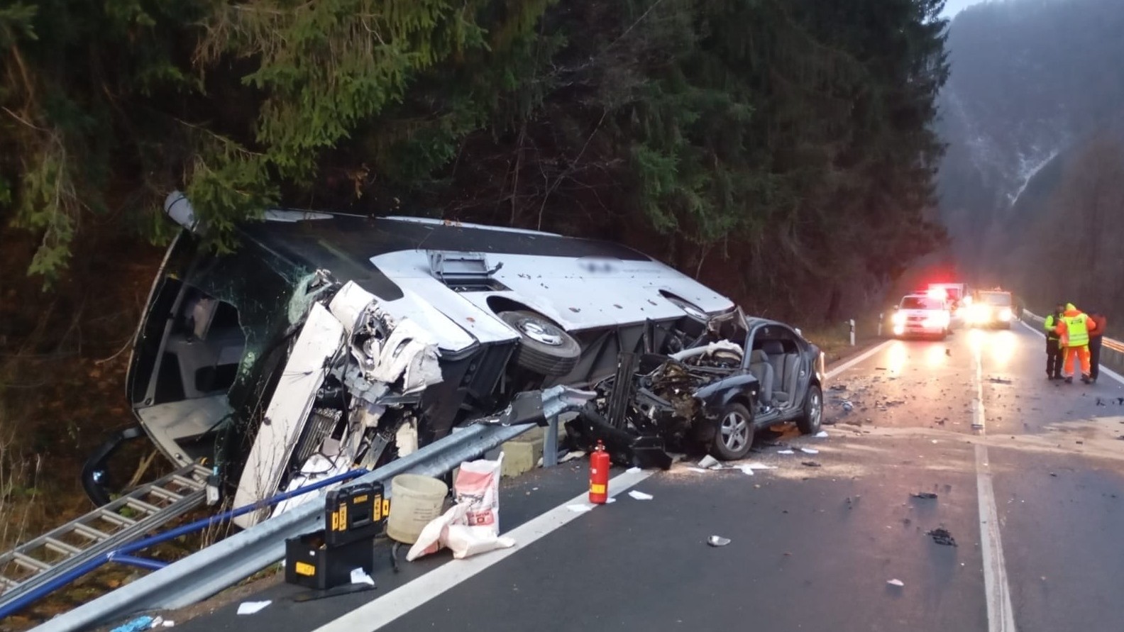 FOTO Tragická nehoda pri Párnici: Zrážku autobusu s autom neprežila ...