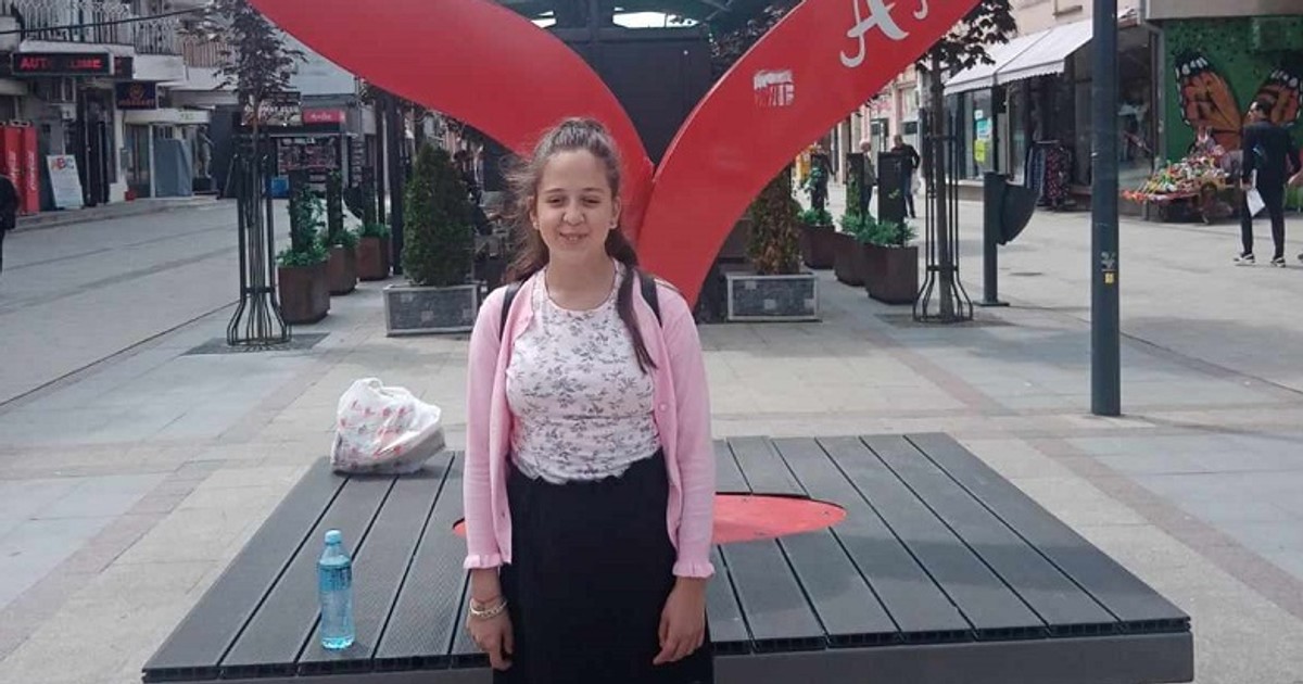 Ivana (13) je ostala slepa sa 4 godine: Danas ređa sve petice, piše pesme i svira klavir - Blic