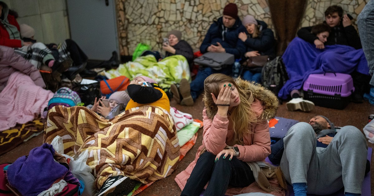 Crowds of Ukrainian people are hiding from airstrikes in subway station ...