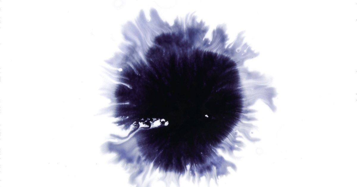 Czarny nie jest tylko czarny. Z jakich barw się składa? - Styl życia