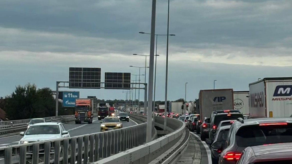 Dva udesa paralisana auto-put: Flaše piva i gajbe rasute po asfaltu - Blic