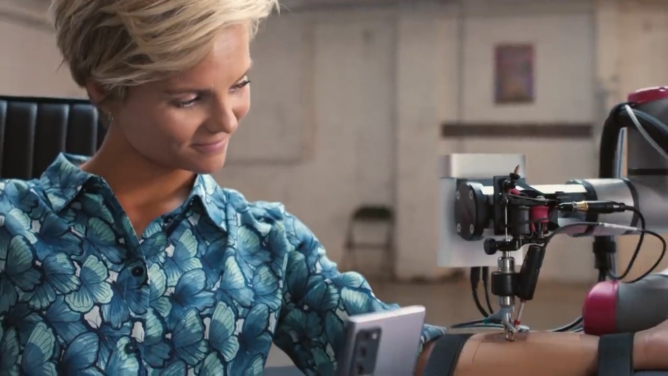 Prva tetovaža uz pomoć 5G mreže: Glumicu tetovirao ROBOT, a tatu ...