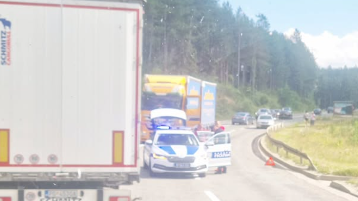 Saobraćajna nezgoda kod Tavnika: Sudarili se kamion i putničko vozilo - Blic