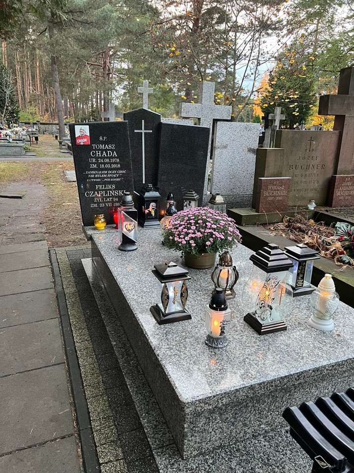 Tomasz Chada zmarł w tajemniczych okolicznościach. Tak teraz wygląda jego grób - Plejada.pl
