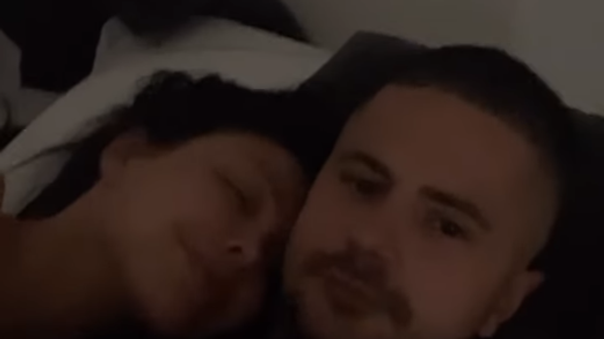 Intimni snimak Maje Marinković i Bilala iz kreveta: Pljušte poljupci - Blic