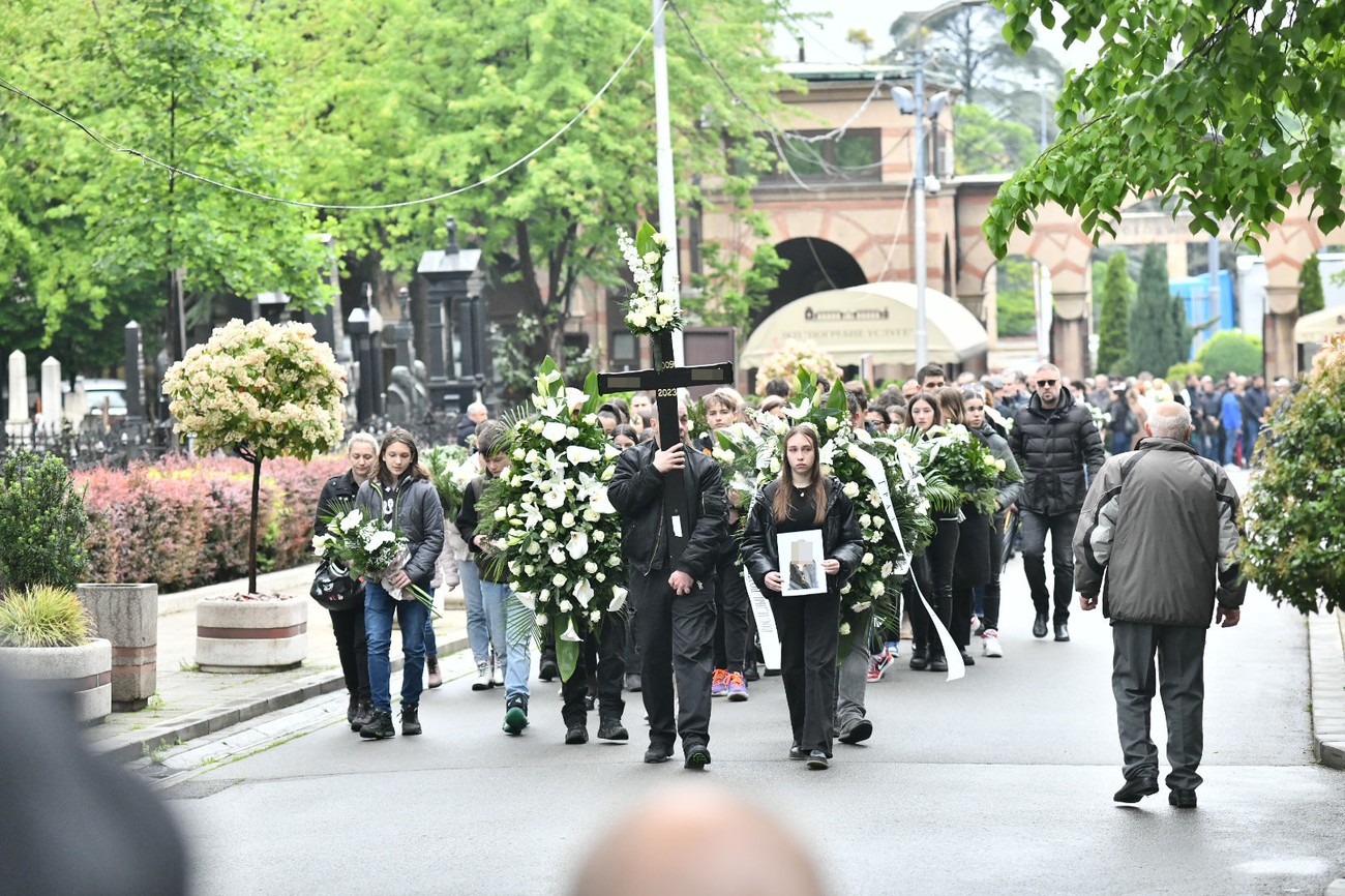 Uživo: Maskar u Mladenovcu i pucnjava u školi - Sahranjeno četvoro dece ...