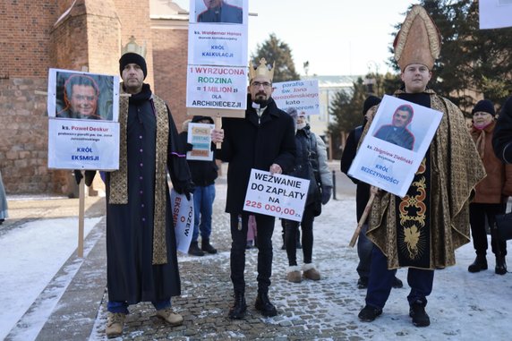"Trzej Królowie Mamony" - symboliczny protest pod poznańską katedrą ...