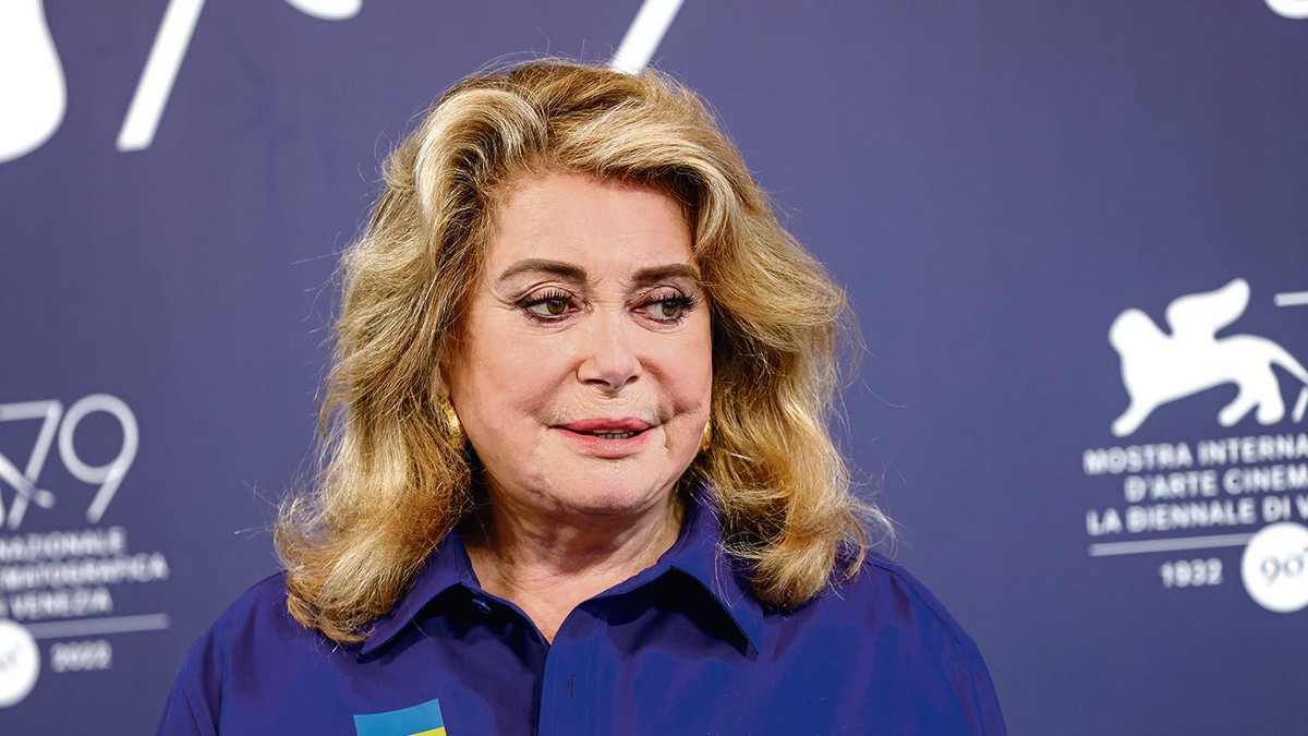 Katrin Denev na festivalu u Veneciji sa ukrajinskom zastavom: Slavnoj ...