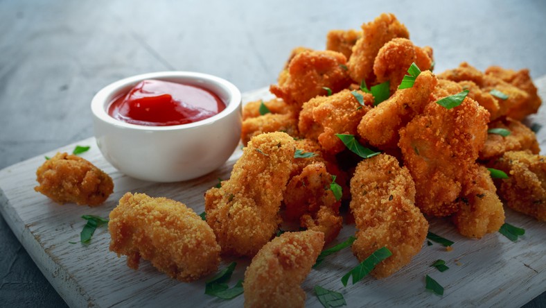 Nuggetsy z kurczaka z dipem barbecue - przepis - Onet Gotowanie