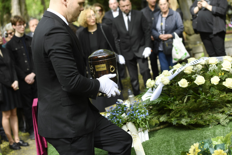 Pogrzeb Stanisławy Ryster. Legenda polskiej telewizji pożegnana w rytm ...