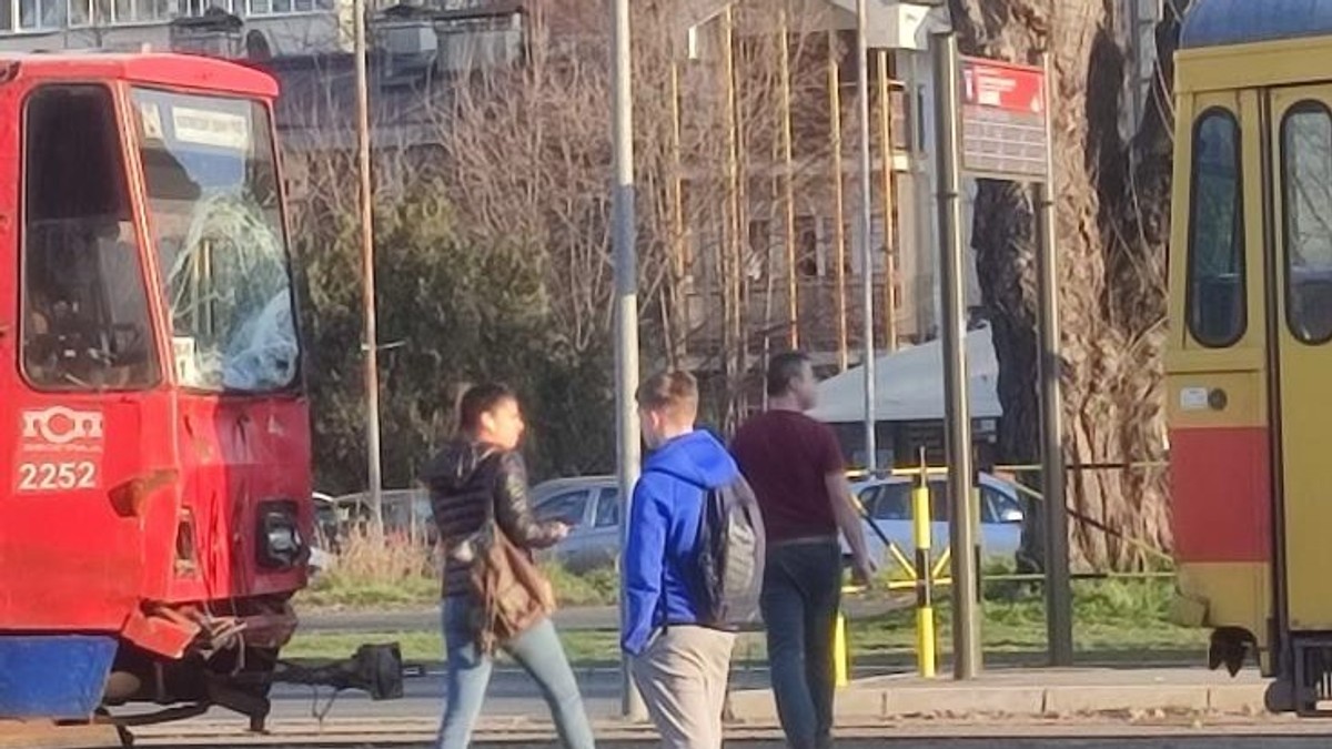 Sudar tramvaja na Novom Beogradu, stvaraju se gužve, ljudi izlaze iz prevoze - Blic