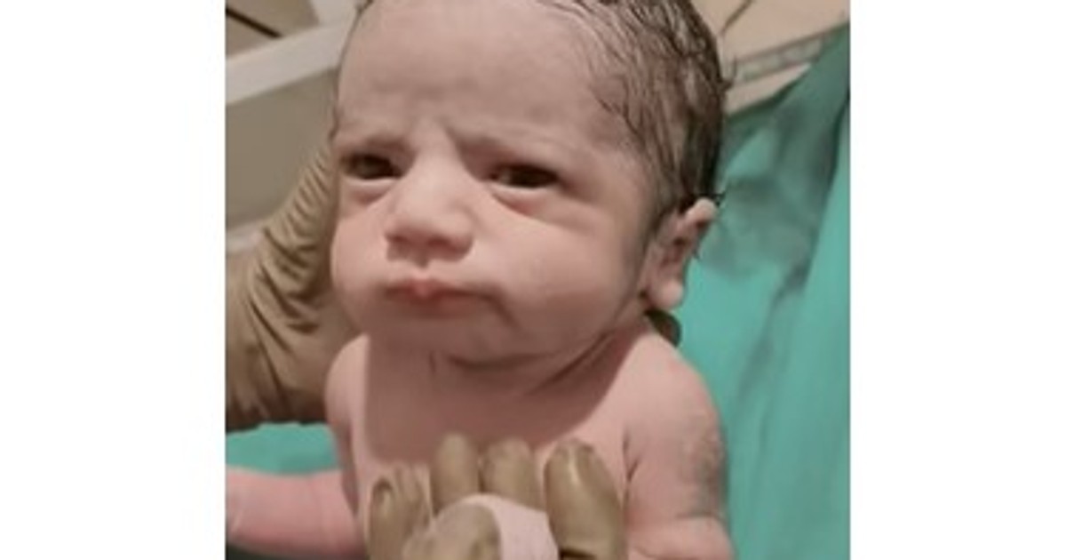 Bebina reakcija par minuta nakon rođenja dirnula ljude širom sveta - Blic