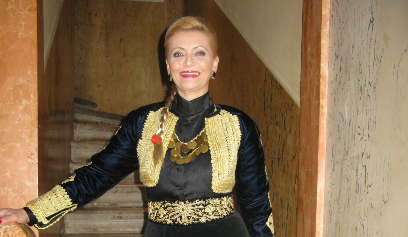 NE ZABORAVLJA SVOJE KORENE: Milanka Karić peva pesmu u spomen Simonidi ...