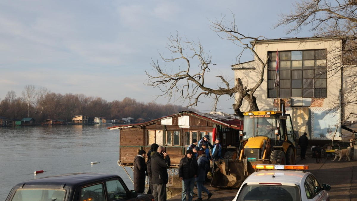 Rušenje splava Gusar na Novom Beogradu: Prve fotografije sa lica mesta ...
