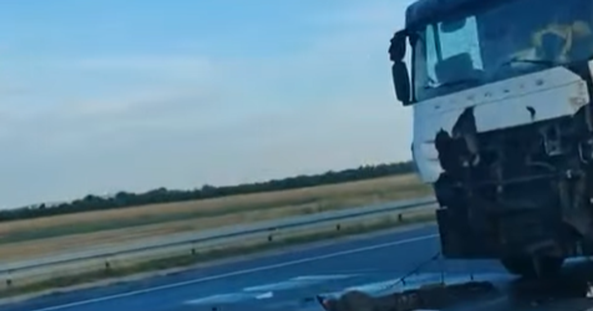 Teška saobraćajna nesreća kod Surčina, slupana vozila, na licu mesta ...