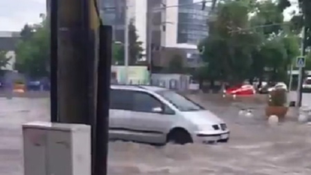 Snažno nevreme u srpskom komšiluku: Ulice potopljene, nevreme urnisalo ...