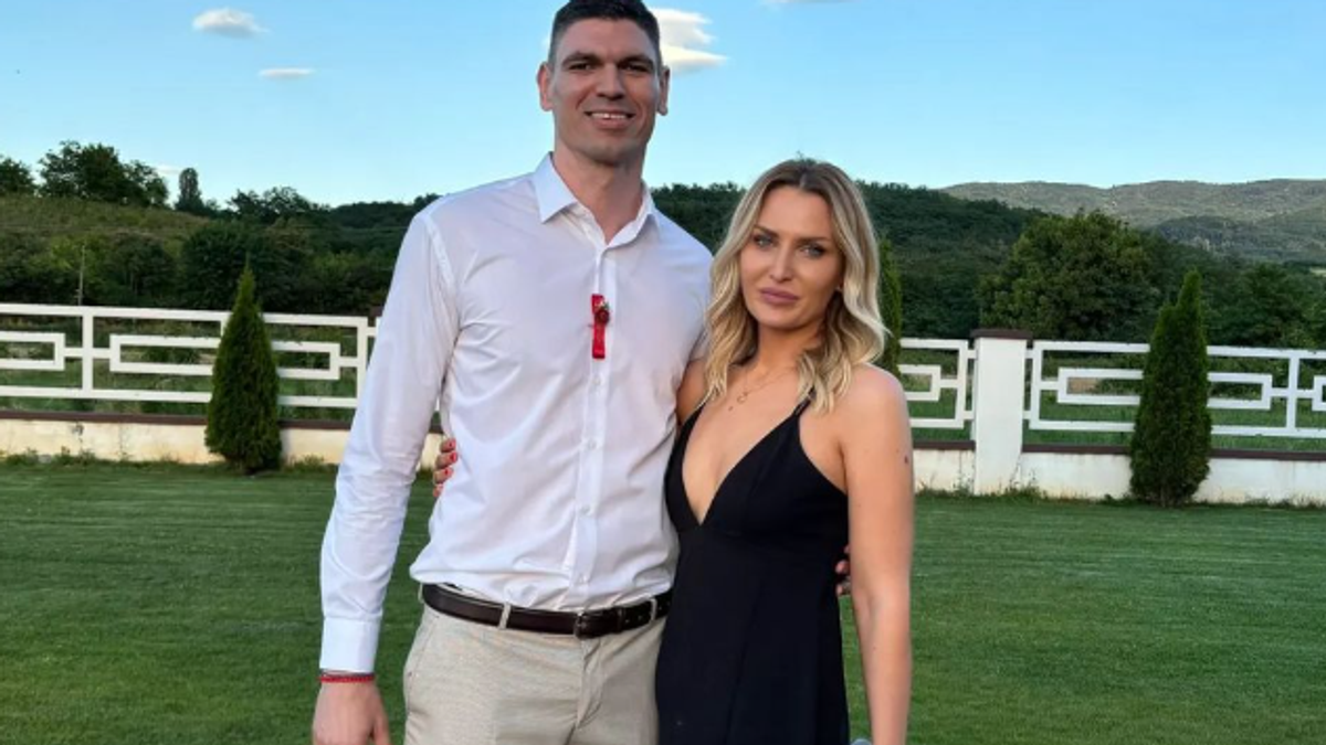 Odbojkaš objavio sliku sa suprugom i napravio haos: Ona u haljini sa ogromnim dekolteom - Blic