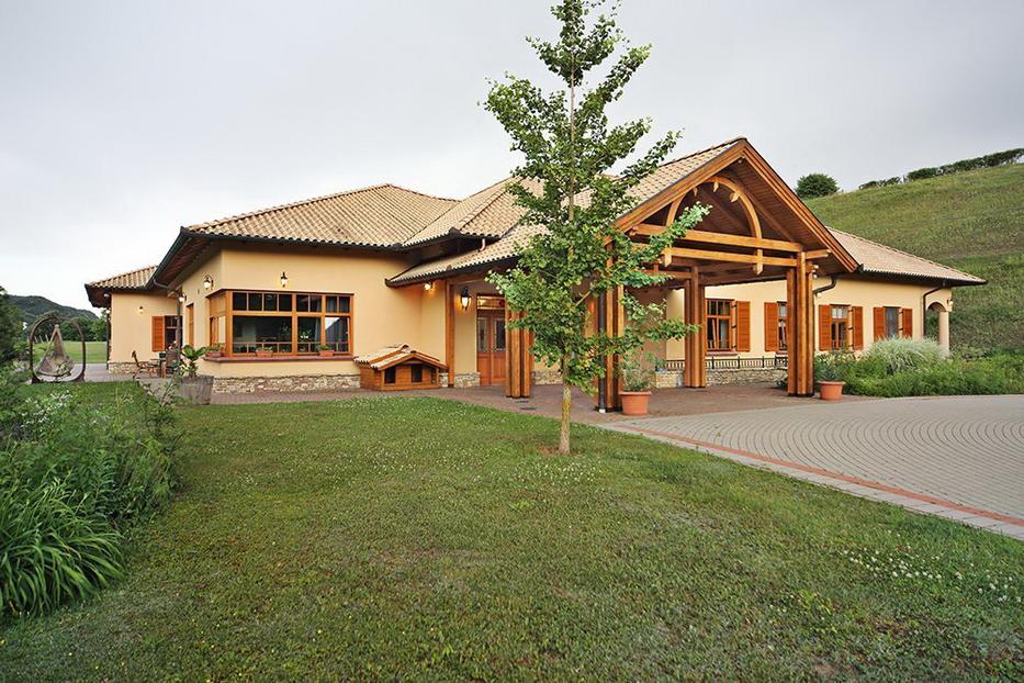 Eladó A Nagy Ő villája: több mint kétmilliárdért vihető az álombirtok ...