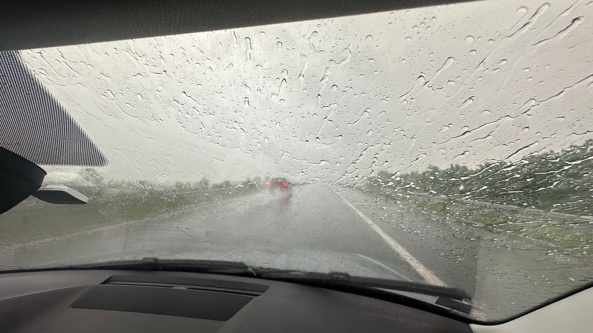 Nevreme pravi haos na autoputu Miloš Veliki: Krupan grad razbio staklo ...