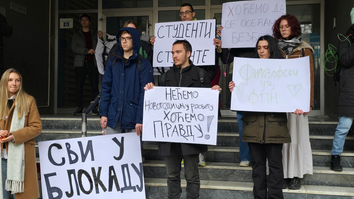 Studenti i profesori blokirali Fakultet političkih nauka, nastava prekinuta - Blic