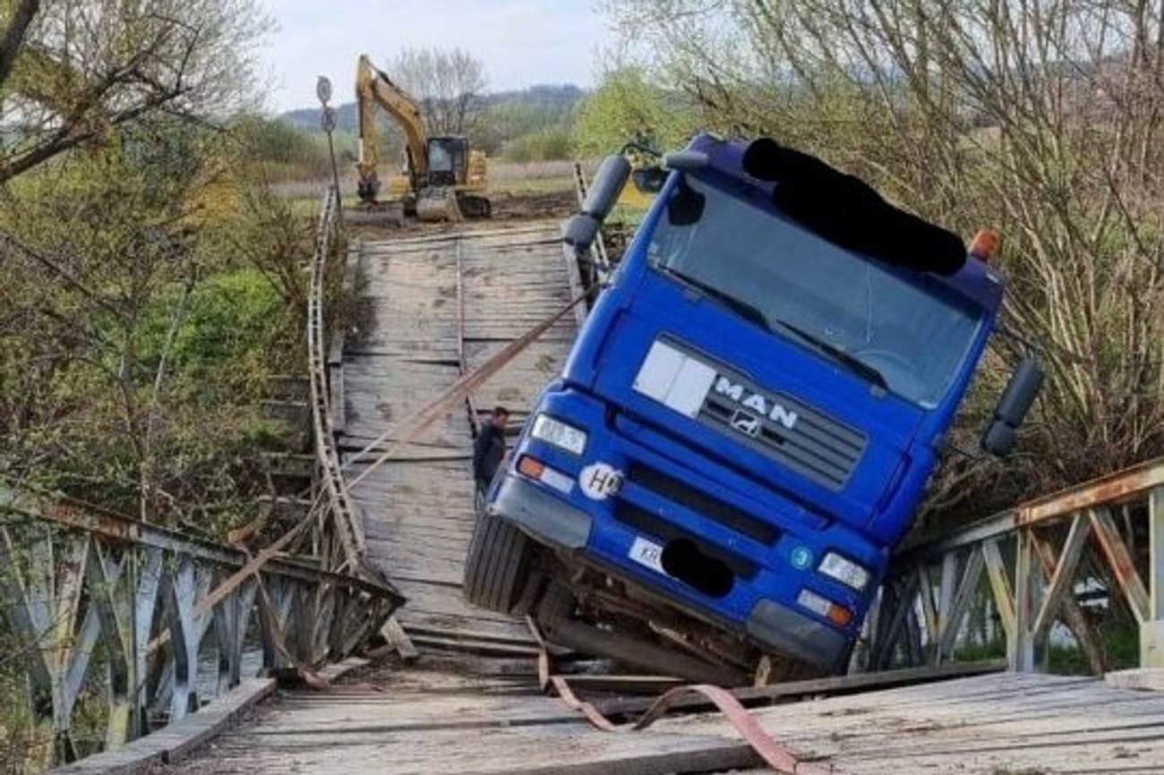 Kamion prelazio drveni most na Krapini i propao: Policija izašla na ...