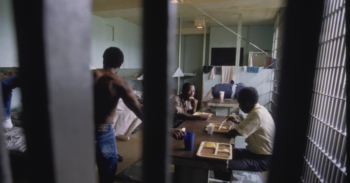 Former sheriff facing federal bribery charges also accused of leaving ...