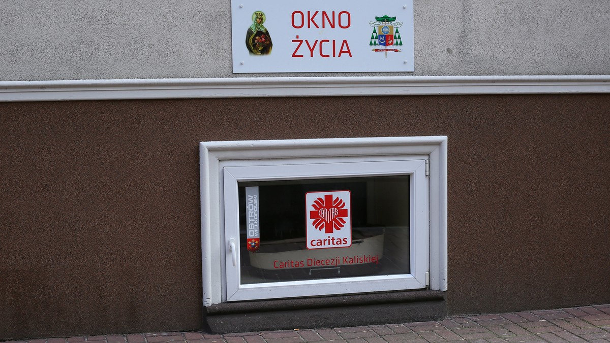 Okno życia w Legnicy. Znaleziono niemowlę, to już szósty raz - Kobieta