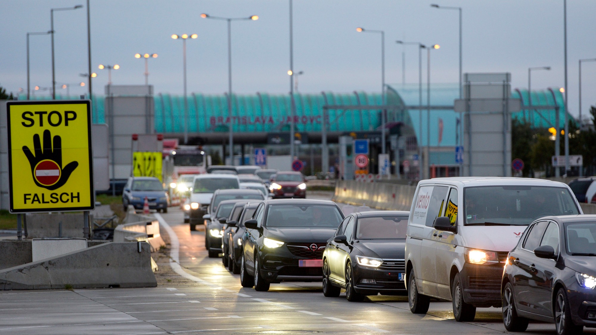 Kontroly na slovenských hraniciach sa obnovia: Dokedy potrvajú? | Koktejl.sk