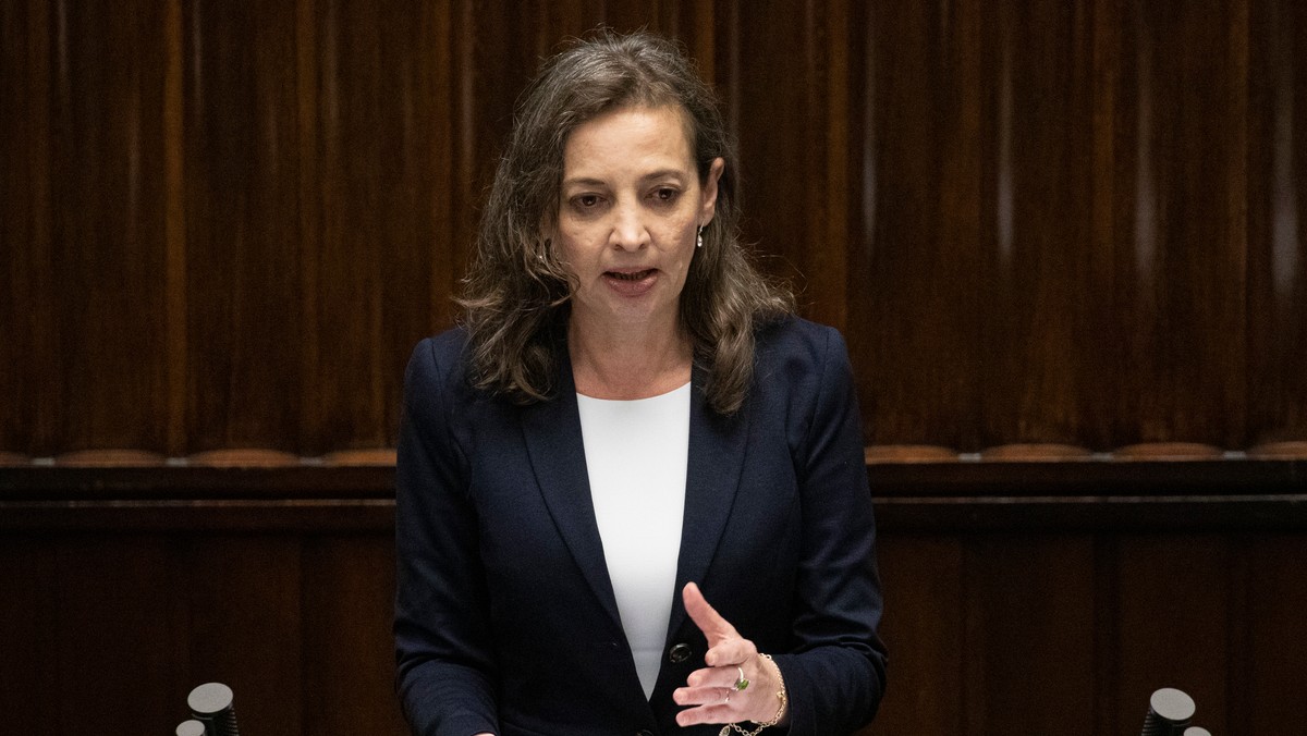 Złoty spadochron przyjaciółki Ziobry. "Żeby nie musiała wracać do ...