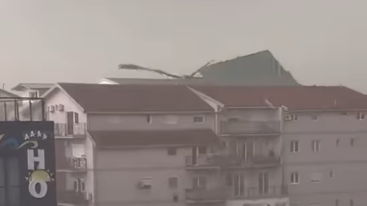 (Video) Ovako je vetar kidao krovove u surčinu: Počupao ih kao da su od ...