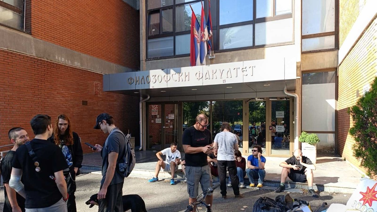 Dekan izbacio studente u blokadi sa Filozofskog fakulteta u Novom Sadu, zamenio bravu - Blic