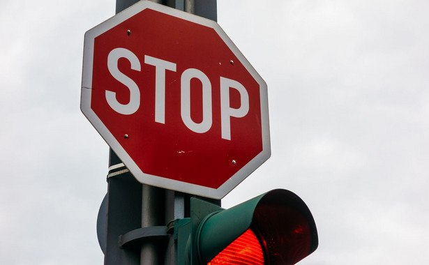 O krok od wypadku. Kierowca zlekceważył znak STOP - Dziennik.pl