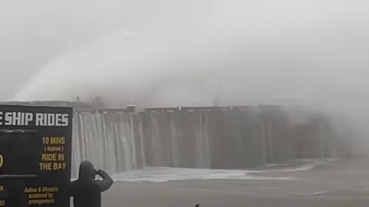 Ešli se približava obalama Irske i Škotske sa jakim vetrovima i visokim ...