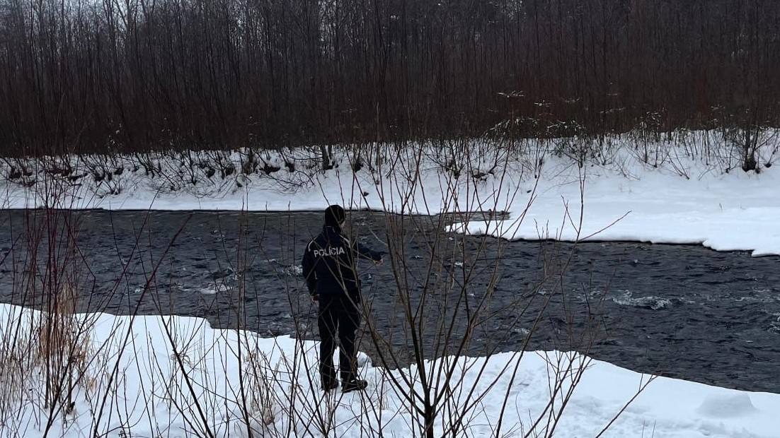Hrôza v Liptovskom Hrádku: Muž nehybne ležal v rieke a držal sa ľadu ...