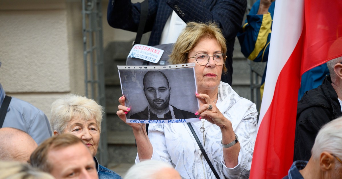 Prokuratura zmieniła zarzuty wobec księdza Michała Olszewskiego ... Prokuratura zmieniła zarzuty wobec księdza Michała Olszewskiego ...