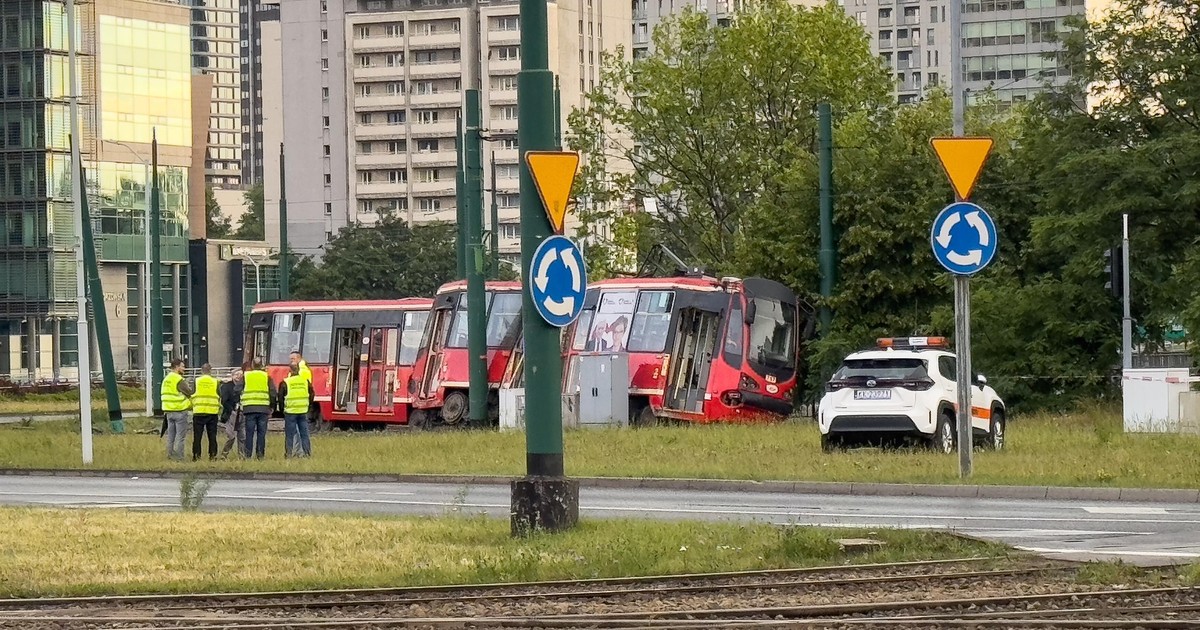 Groza w Katowicach. Tramwaj wypadł z szyn, siedem osób rannych