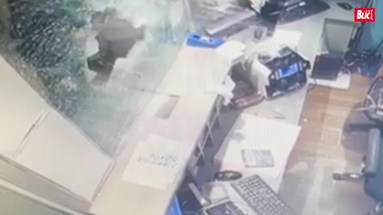 (VIDEO) JEDAN DRŽI PIŠTOLJ, DRUGI RAZBIJA STAKLO I PROVLAČI SE KROZ ...