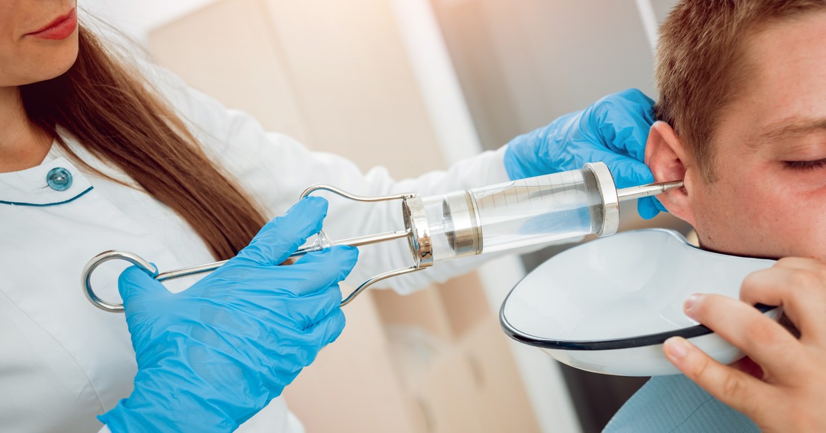 Płukanie uszu - jak bezpiecznie odetkać uszy z woskowiny?