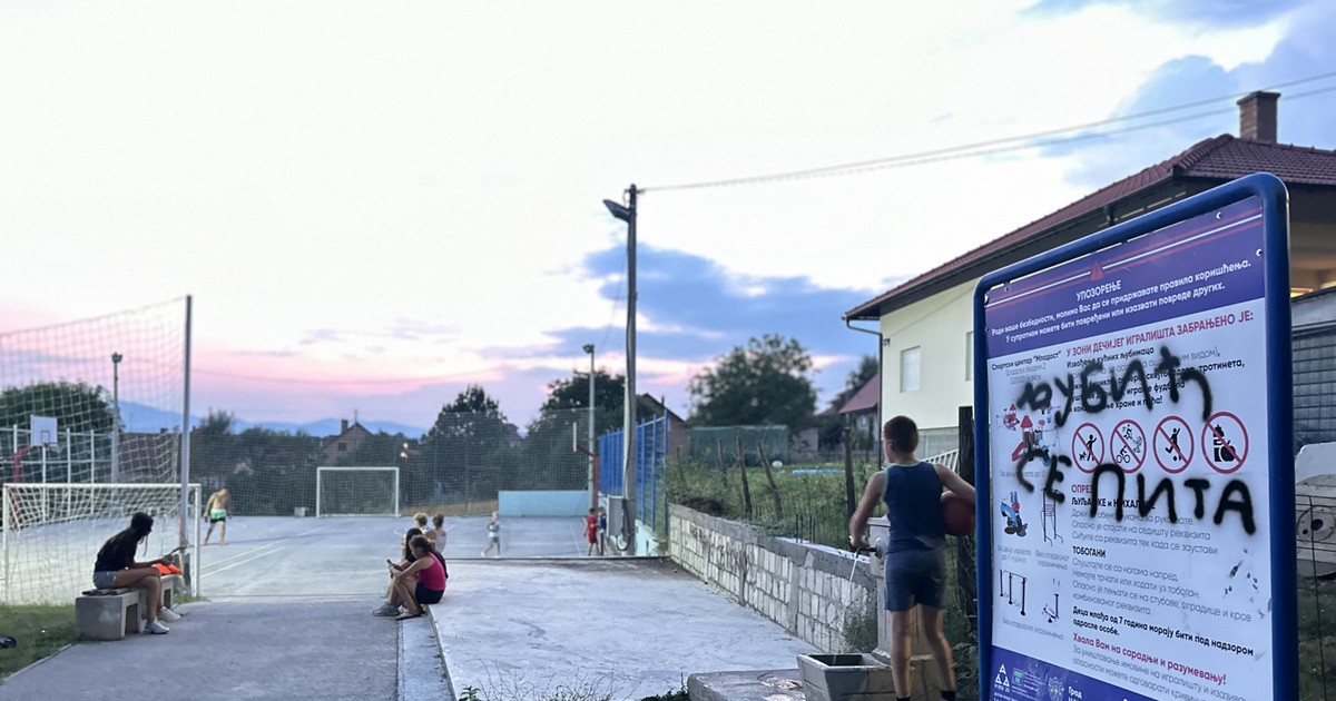 Huligani upali na dečje igralište u Čačku i demolirali ga - Blic