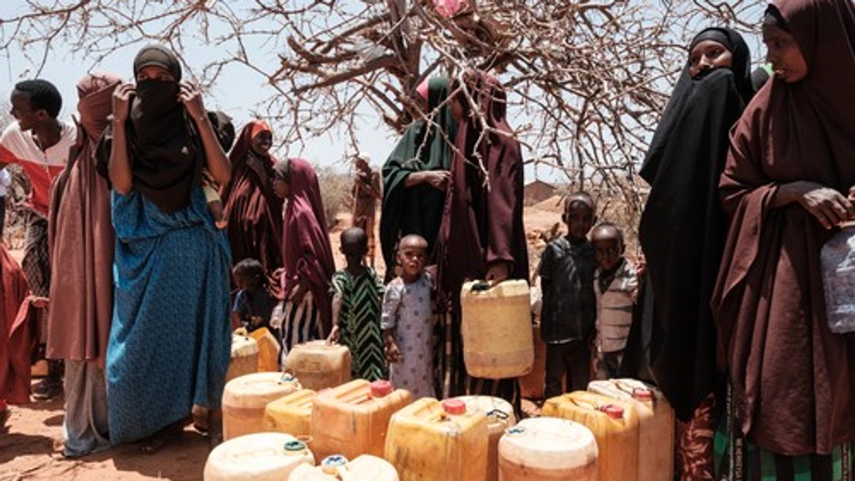 SOMALIJA NA IVICI GLADI Ratom razorena i sušom zahvaćena zemlja tone u krizu: Bebe su toliko ...
