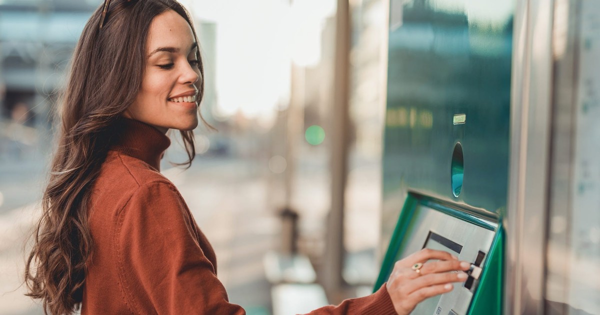 28 savings accounts that let you easily withdraw money with a debit ...