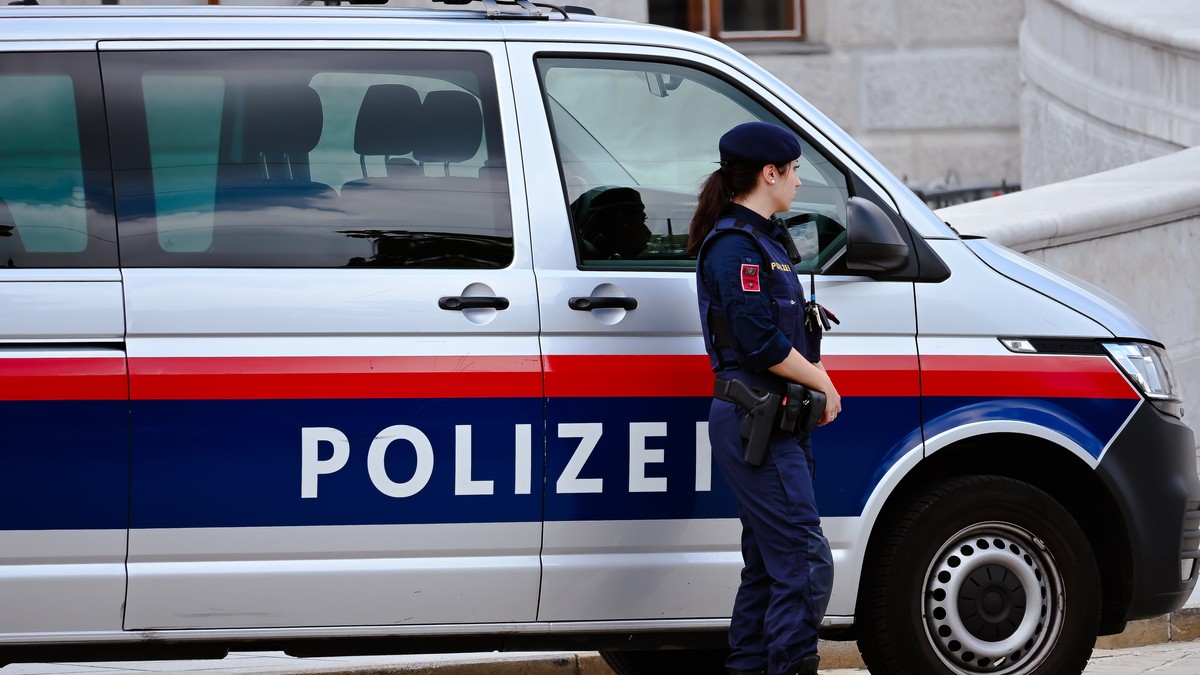 Dečak (14) iz Srbije vozio "poršea" kroz Beč: Uzeo krišom ključeve od ...