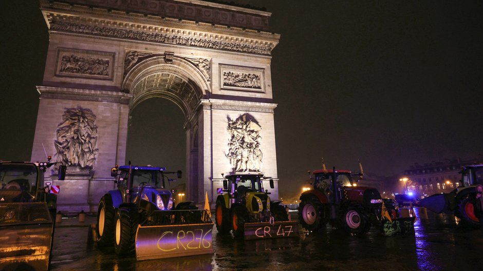 Protest rolników w Paryżu. Traktory stoją pod Łukiem Triumfalnym ...