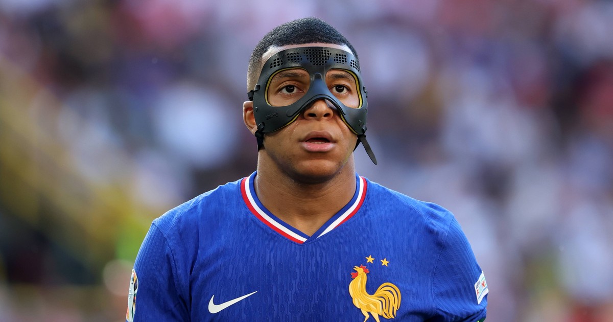 Kylian Mbappé w "masce Batmana" na murawie. To wynik bolesnej kontuzji ...