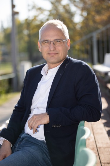 Biztosítási ügynök lett Telek András - busszal és villamossal ...