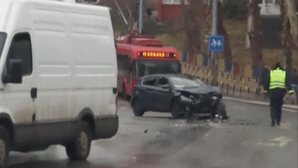 Jezive scene na Banjici: Auto potpuno razvaljen nasred raskrsnice (Video) - Blic