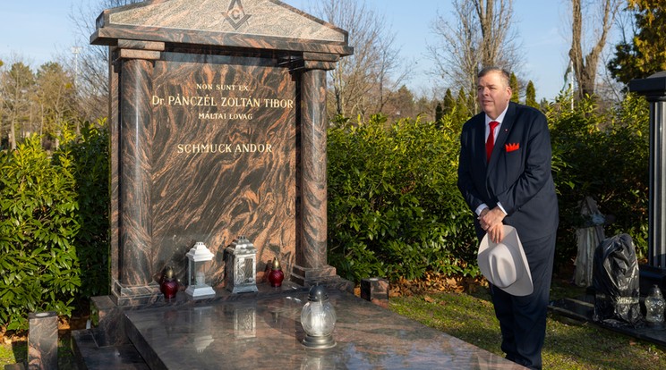 Saját sírját látogatja Schmuck Andor: "Megígértem a barátomnak, hogy ...