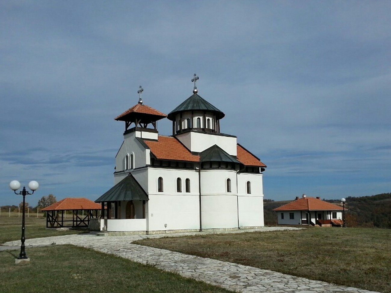 GRAČANICA POTOPLJENA, NOVA CRKVA PRAZNA Vladika krije ključ crkve u Brezovici od vernika