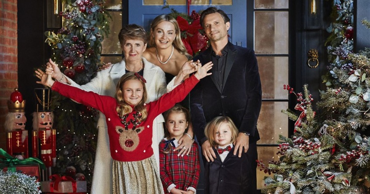 Małgorzata Socha z mężem, dziećmi i mamą w kampanii Apart na święta ...